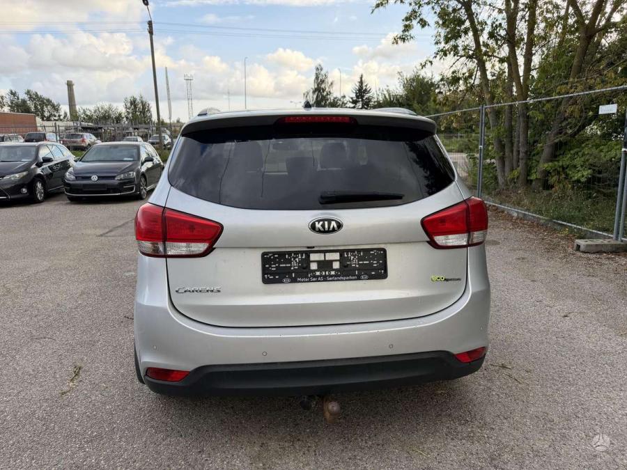 Grey Kia Carens 2013 in Marijampole, with an engine capacity of 1.69 L and mileage of 238 thousand km for 3750 €, photo 6 on AUTOMOTO.COM.LV