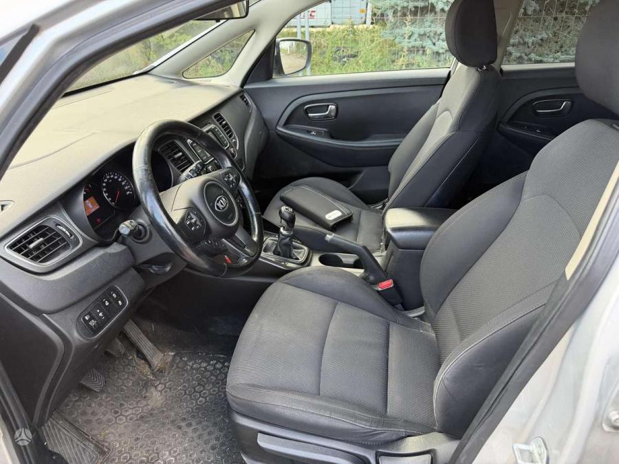 Grey Kia Carens 2013 in Marijampole, with an engine capacity of 1.69 L and mileage of 238 thousand km for 3750 €, photo 11 on AUTOMOTO.COM.LV