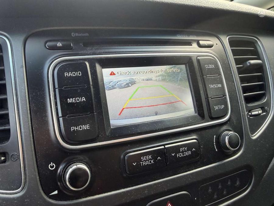 Grey Kia Carens 2013 in Marijampole, with an engine capacity of 1.69 L and mileage of 238 thousand km for 3750 €, photo 12 on AUTOMOTO.COM.LV
