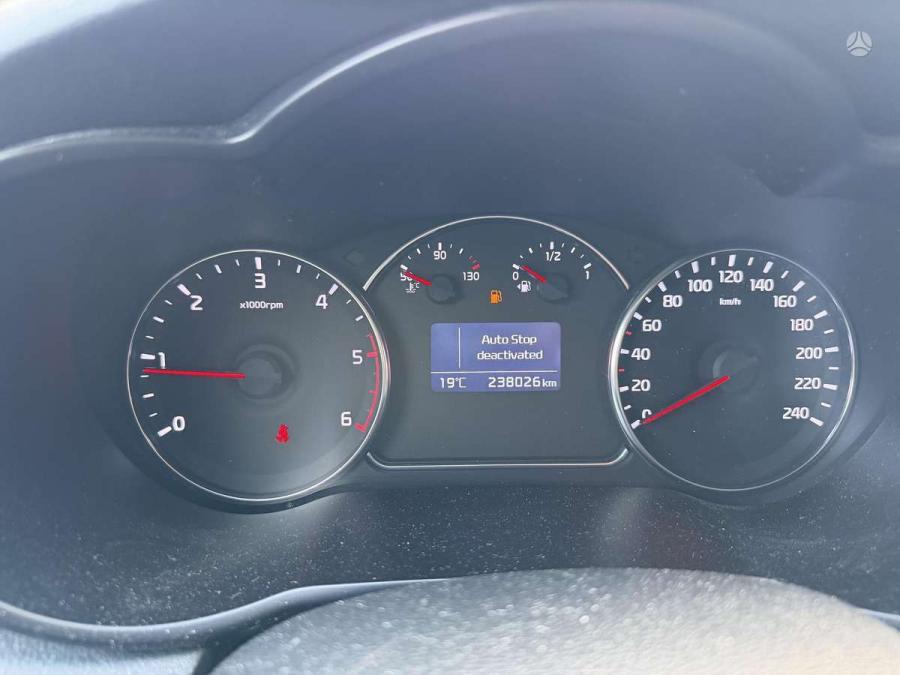 Grey Kia Carens 2013 in Marijampole, with an engine capacity of 1.69 L and mileage of 238 thousand km for 3750 €, photo 15 on AUTOMOTO.COM.LV