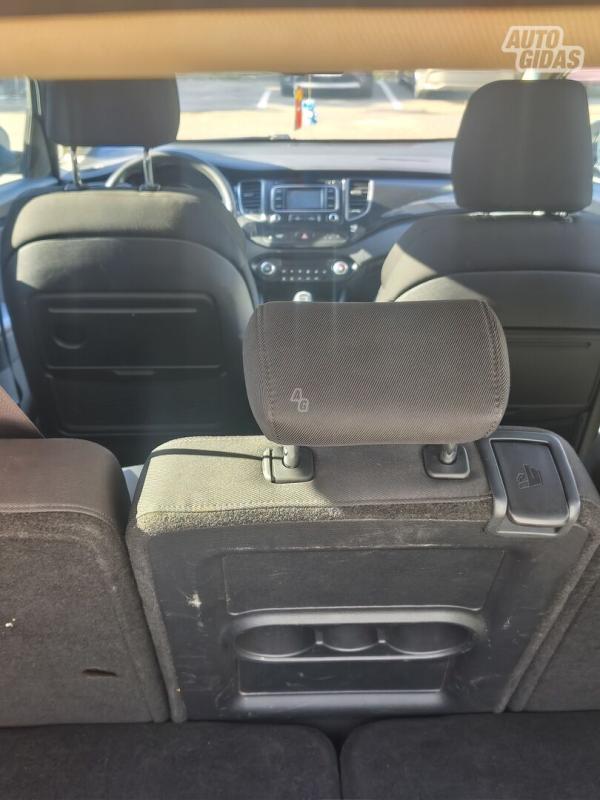 Grey Kia Carens 2014 in Vilnius, with an engine capacity of 1.70 L and mileage of 233 thousand km for 4950 €, photo 4 on AUTOMOTO.COM.LV