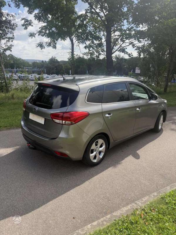 Grey Kia Carens 2014 in Alytus, with an engine capacity of 1.69 L and mileage of 221 thousand km for 6460 €, photo 5 on AUTOMOTO.COM.LV