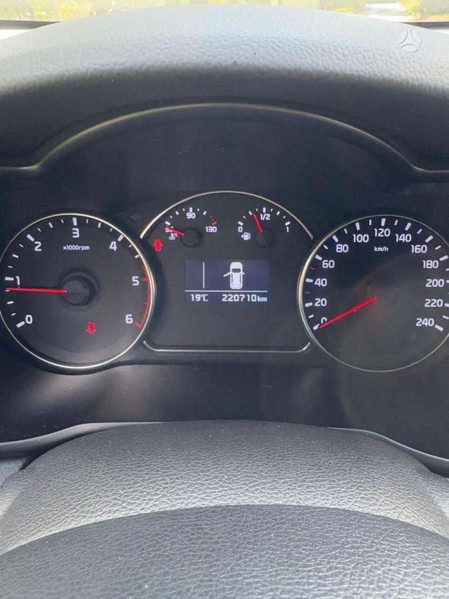 Grey Kia Carens 2014 in Alytus, with an engine capacity of 1.69 L and mileage of 221 thousand km for 6460 €, photo 9 on AUTOMOTO.COM.LV
