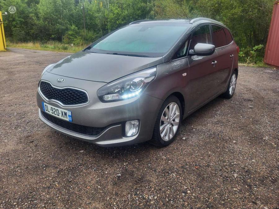 Grey Kia Carens 2014 in Kaunas, with an engine capacity of 1.69 L and mileage of 238 thousand km for 4150 €, photo 1 on AUTOMOTO.COM.LV