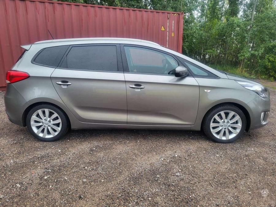 Grey Kia Carens 2014 in Kaunas, with an engine capacity of 1.69 L and mileage of 238 thousand km for 4150 €, photo 7 on AUTOMOTO.COM.LV