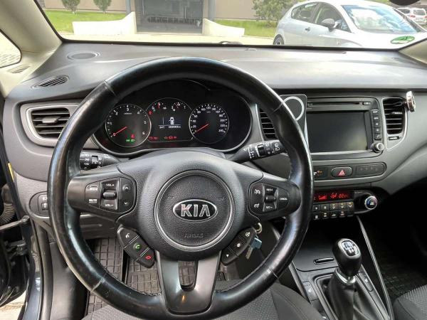 Kia Carens 2014 in Kaunas on AUTOMOTO.COM.LV Grey Kia Carens 2014 in Kaunas, with an engine capacity of 1.70 L and mileage of 283 thousand km for 4100 €, photo 10 on AUTOMOTO.COM.LV