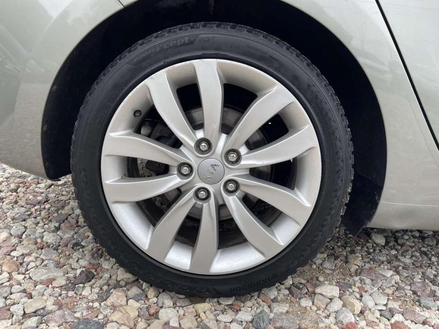 Pelēks Kia Carens 2014 Kauņa, ar dzinēja tilpumu 1.69 L un nobraukumu 240 tūkst. km par 5200 €, foto 12 vietnē AUTOMOTO.COM.LV