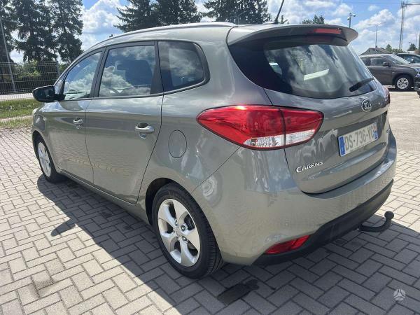 Grey Kia Carens 2015 in Taurage, with an engine capacity of 1.69 L and mileage of 247 thousand km for 5200 €, photo 4 on AUTOMOTO.COM.LV