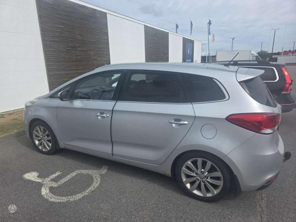 Pelēks Kia Carens 2015 Marijampole, ar dzinēja tilpumu 1.69 L un nobraukumu 310 tūkst. km par 3500 €, foto 4 vietnē AUTOMOTO.COM.LV