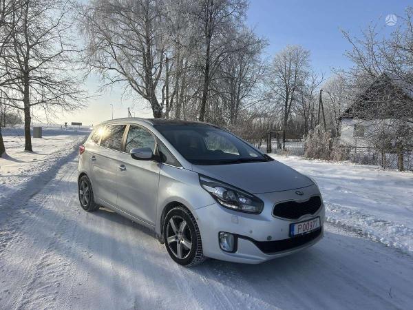 Grey Kia Carens 2016 in Siauliai, with an engine capacity of 1.69 L and mileage of 236 thousand km for 6500 €, photo 3 on AUTOMOTO.COM.LV
