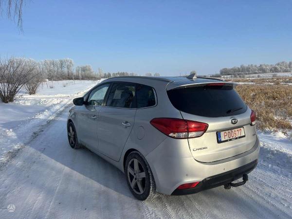 Grey Kia Carens 2016 in Siauliai, with an engine capacity of 1.69 L and mileage of 236 thousand km for 6500 €, photo 7 on AUTOMOTO.COM.LV