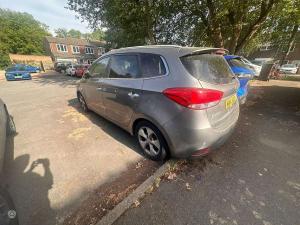 Grey Kia Carens 2016 in Sirvintos, with an engine capacity of 1.69 L and mileage of 111 thousand km for 3872 €, photo 4 on AUTOMOTO.COM.LV