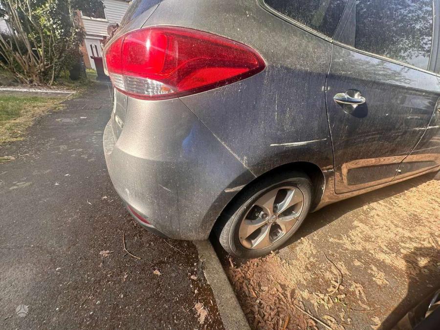 Grey Kia Carens 2016 in Sirvintos, with an engine capacity of 1.69 L and mileage of 111 thousand km for 3872 €, photo 9 on AUTOMOTO.COM.LV