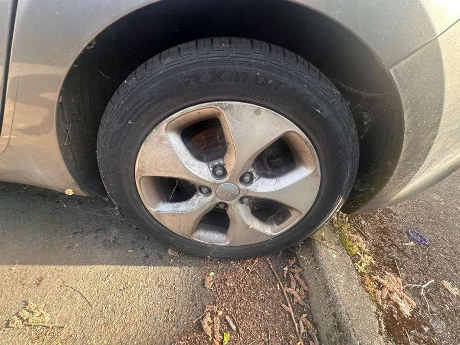 Grey Kia Carens 2016 in Sirvintos, with an engine capacity of 1.69 L and mileage of 111 thousand km for 3872 €, photo 12 on AUTOMOTO.COM.LV