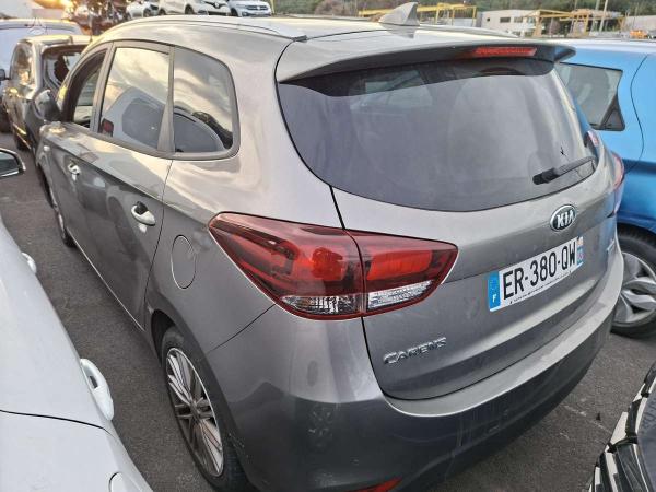 Pelēks Kia Carens 2017 Panevēža, ar dzinēja tilpumu 1.69 L un nobraukumu 160 tūkst. km par 4300 €, foto 4 vietnē AUTOMOTO.COM.LV