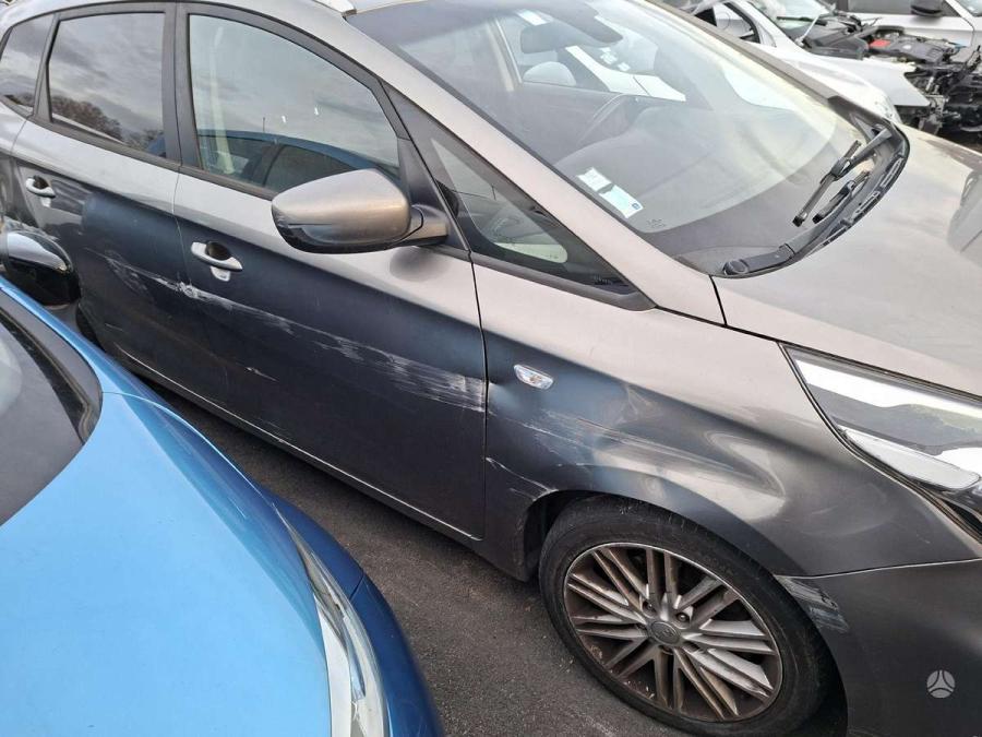 Grey Kia Carens 2017 in Panevezys, with an engine capacity of 1.69 L and mileage of 160 thousand km for 4300 €, photo 7 on AUTOMOTO.COM.LV