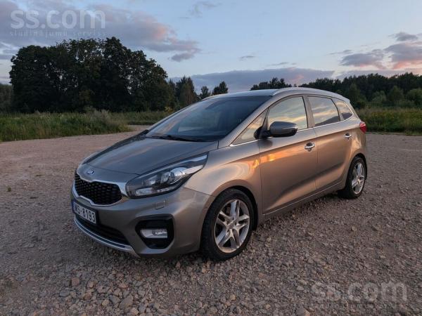 Grey Kia Carens 2018 in Riga, with an engine capacity of 1.70 L and mileage of 140 thousand km for 9150 €, photo 1 on AUTOMOTO.COM.LV