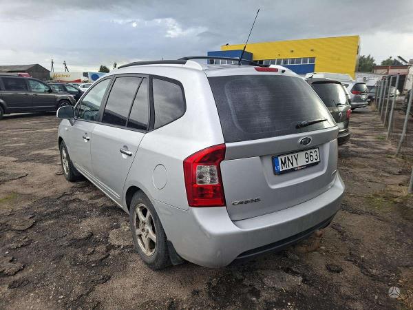 Pelēks Kia Carens 2007 Plungė, ar dzinēja tilpumu 1.99 L un nobraukumu 380 tūkst. km par 1100 €, foto 5 vietnē AUTOMOTO.COM.LV