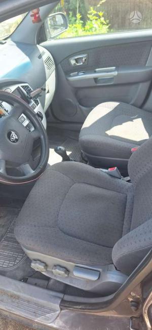 Pelēks Kia Carens 2006 Šauļi, ar dzinēja tilpumu 1.98 L un nobraukumu 225 tūkst. km par 600 €, foto 8 vietnē AUTOMOTO.COM.LV