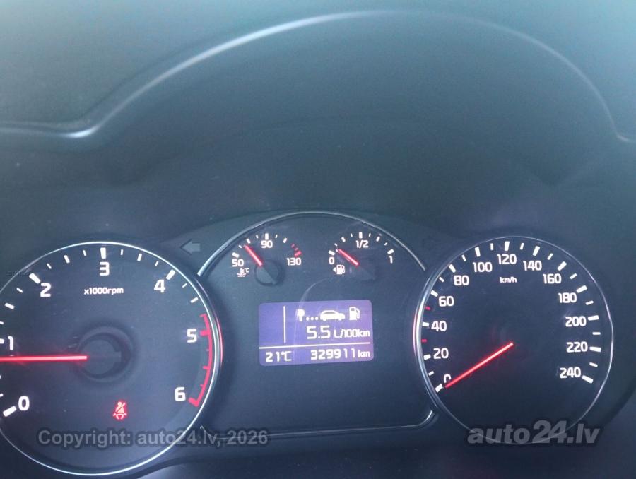 Pelēks Kia Carens 2014 Jehvi, ar dzinēja tilpumu 1.70 L un nobraukumu 328 tūkst. km par 4490 €, foto 29 vietnē AUTOMOTO.COM.LV