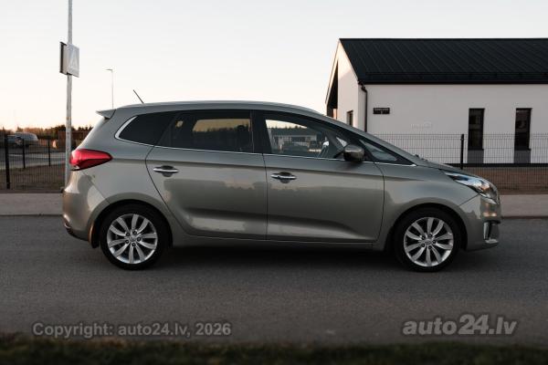 Grey Kia Carens 2015 in Tartu, with an engine capacity of 2.00 L and mileage of 117 thousand km for 8999 €, photo 4 on AUTOMOTO.COM.LV