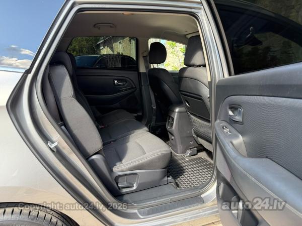 Pelēks Kia Carens 2016 Tallina, ar dzinēja tilpumu 1.70 L un nobraukumu 130 tūkst. km par 10990 €, foto 9 vietnē AUTOMOTO.COM.LV