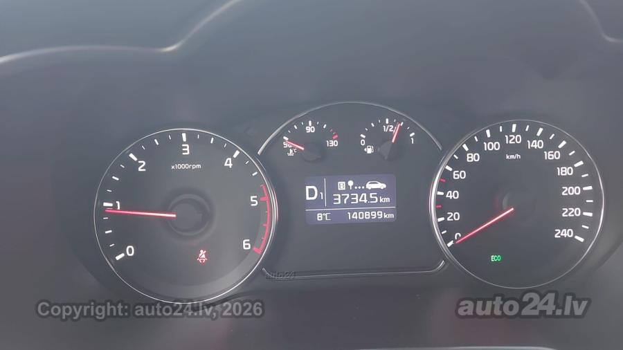 Grey Kia Carens 2017 in Tallinn, with an engine capacity of 1.70 L and mileage of 141 thousand km for 13200 €, photo 6 on AUTOMOTO.COM.LV