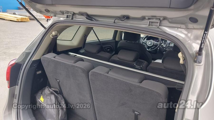 Grey Kia Carens 2017 in Tallinn, with an engine capacity of 1.70 L and mileage of 141 thousand km for 13200 €, photo 10 on AUTOMOTO.COM.LV