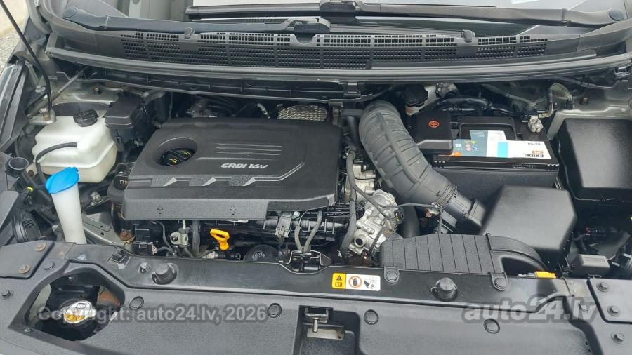 Grey Kia Carens 2017 in Tallinn, with an engine capacity of 1.70 L and mileage of 141 thousand km for 13200 €, photo 11 on AUTOMOTO.COM.LV