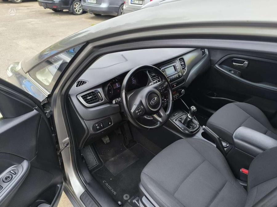 Kia Carens 2014 in Siauliai, with an engine capacity of 1.69 L and mileage of 258 thousand km for 4950 €, photo 9 on AUTOMOTO.COM.LV