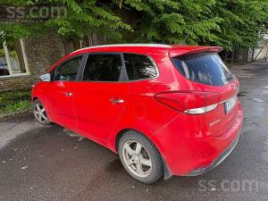 Red Kia Carens 2014 in Jelgava, with an engine capacity of 1.60 L and mileage of 233 thousand km for 3900 €, photo 3 on AUTOMOTO.COM.LV