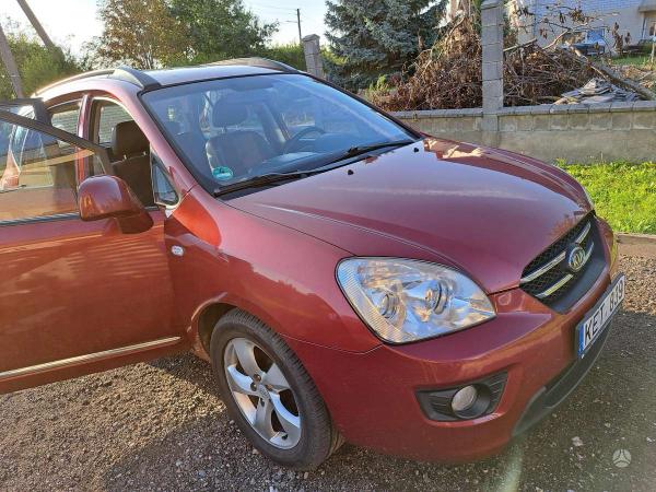 Red Kia Carens 2009 in Kaunas, with an engine capacity of 2.00 L and mileage of 345 thousand km for 2950 €, photo 1 on AUTOMOTO.COM.LV