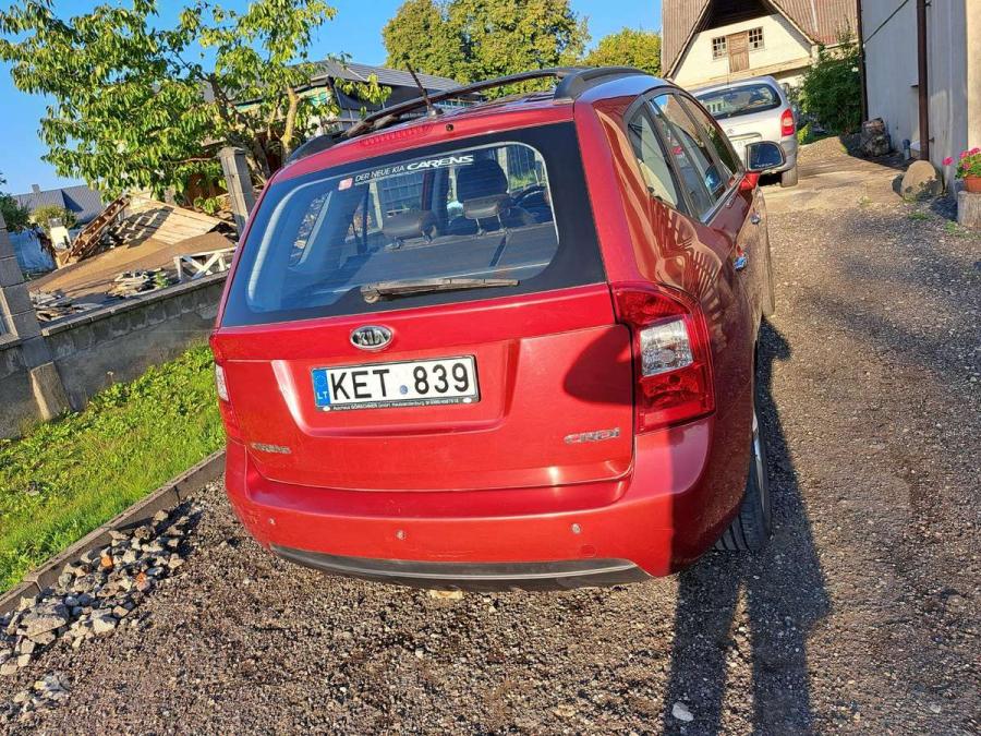 Red Kia Carens 2009 in Kaunas, with an engine capacity of 2.00 L and mileage of 345 thousand km for 2950 €, photo 6 on AUTOMOTO.COM.LV