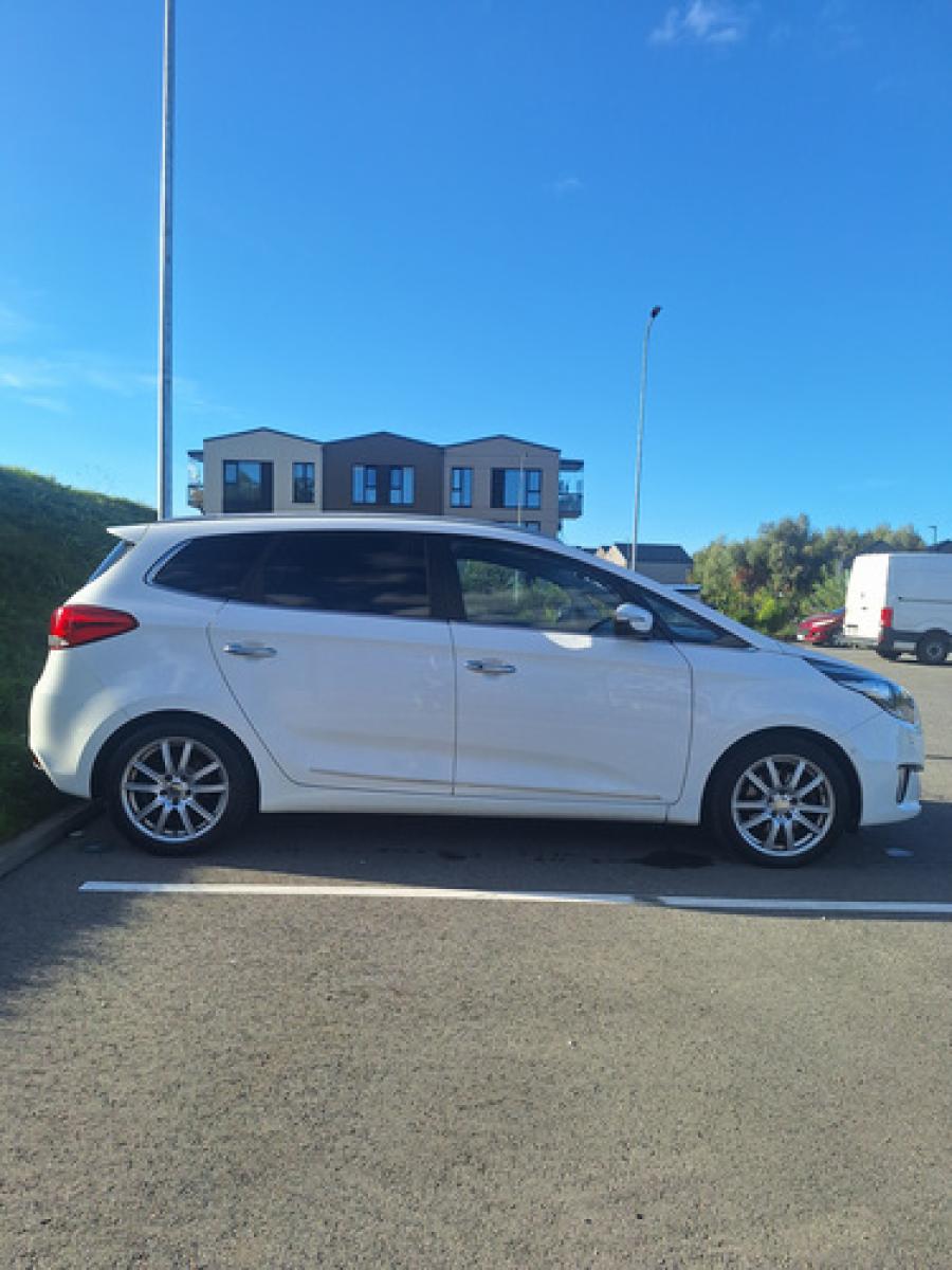 Balts Kia Carens 2014 Tallina, ar dzinēja tilpumu 1.70 L un nobraukumu 199 tūkst. km par 6390 €, foto 3 vietnē AUTOMOTO.COM.LV