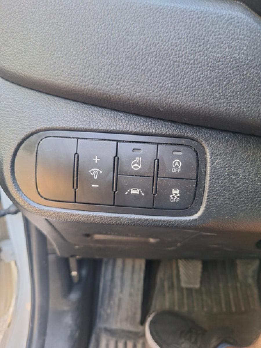 Balts Kia Carens 2014 Tallina, ar dzinēja tilpumu 1.70 L un nobraukumu 199 tūkst. km par 6390 €, foto 10 vietnē AUTOMOTO.COM.LV