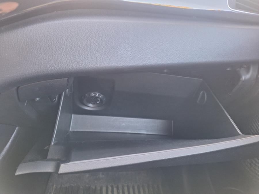 Balts Kia Carens 2014 Tallina, ar dzinēja tilpumu 1.70 L un nobraukumu 199 tūkst. km par 6390 €, foto 13 vietnē AUTOMOTO.COM.LV