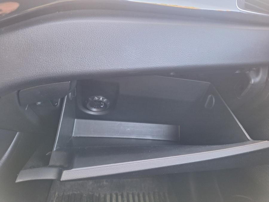 Balts Kia Carens 2014 Tallina, ar dzinēja tilpumu 1.70 L un nobraukumu 199 tūkst. km par 6390 €, foto 27 vietnē AUTOMOTO.COM.LV