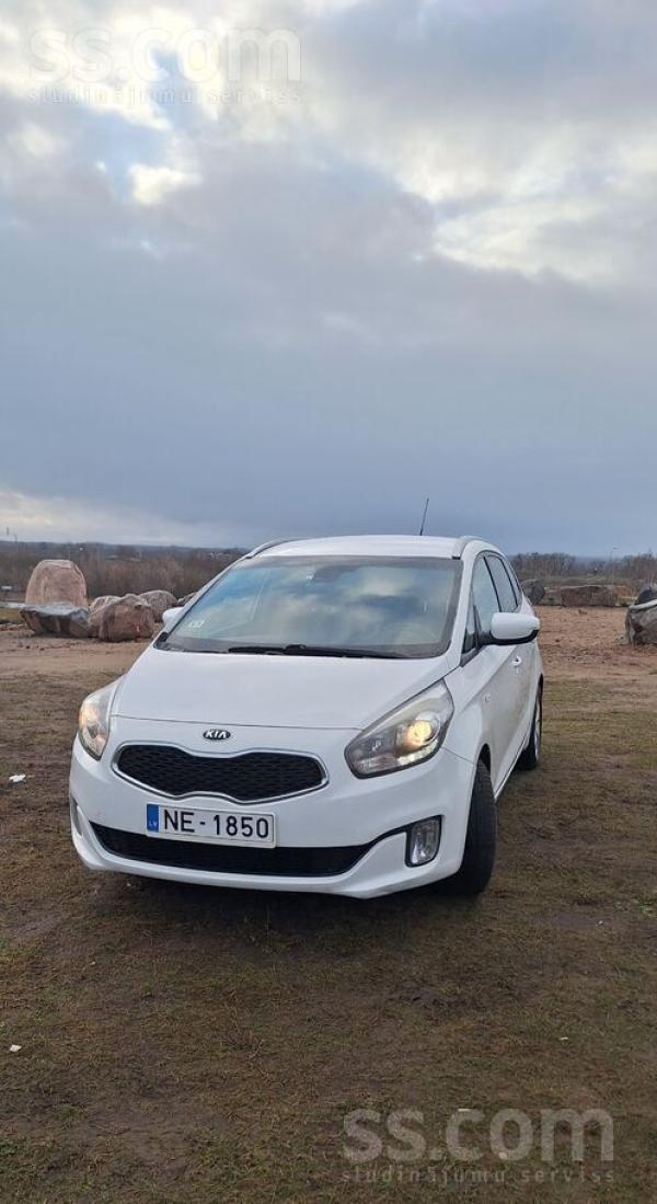 White Kia Carens 2014 in Daugavpils, with an engine capacity of 1.70 L and mileage of 245 thousand km for 6700 €, photo 1 on AUTOMOTO.COM.LV