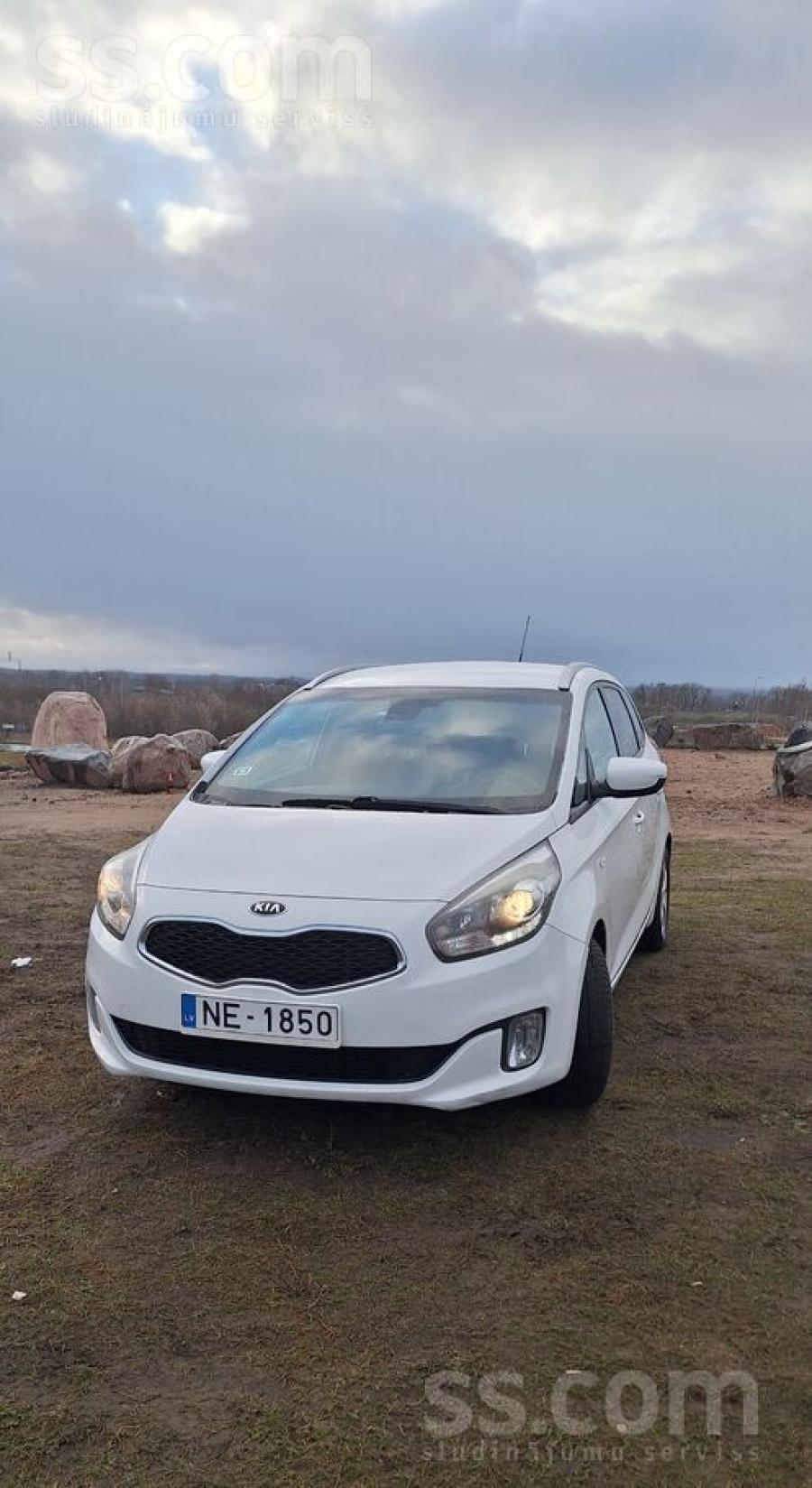 White Kia Carens 2014 in Daugavpils, with an engine capacity of 1.70 L and mileage of 245 thousand km for 6700 €, photo 1 on AUTOMOTO.COM.LV