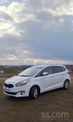 White Kia Carens 2014 in Daugavpils, with an engine capacity of 1.70 L and mileage of 245 thousand km for 6700 €, photo 3 on AUTOMOTO.COM.LV