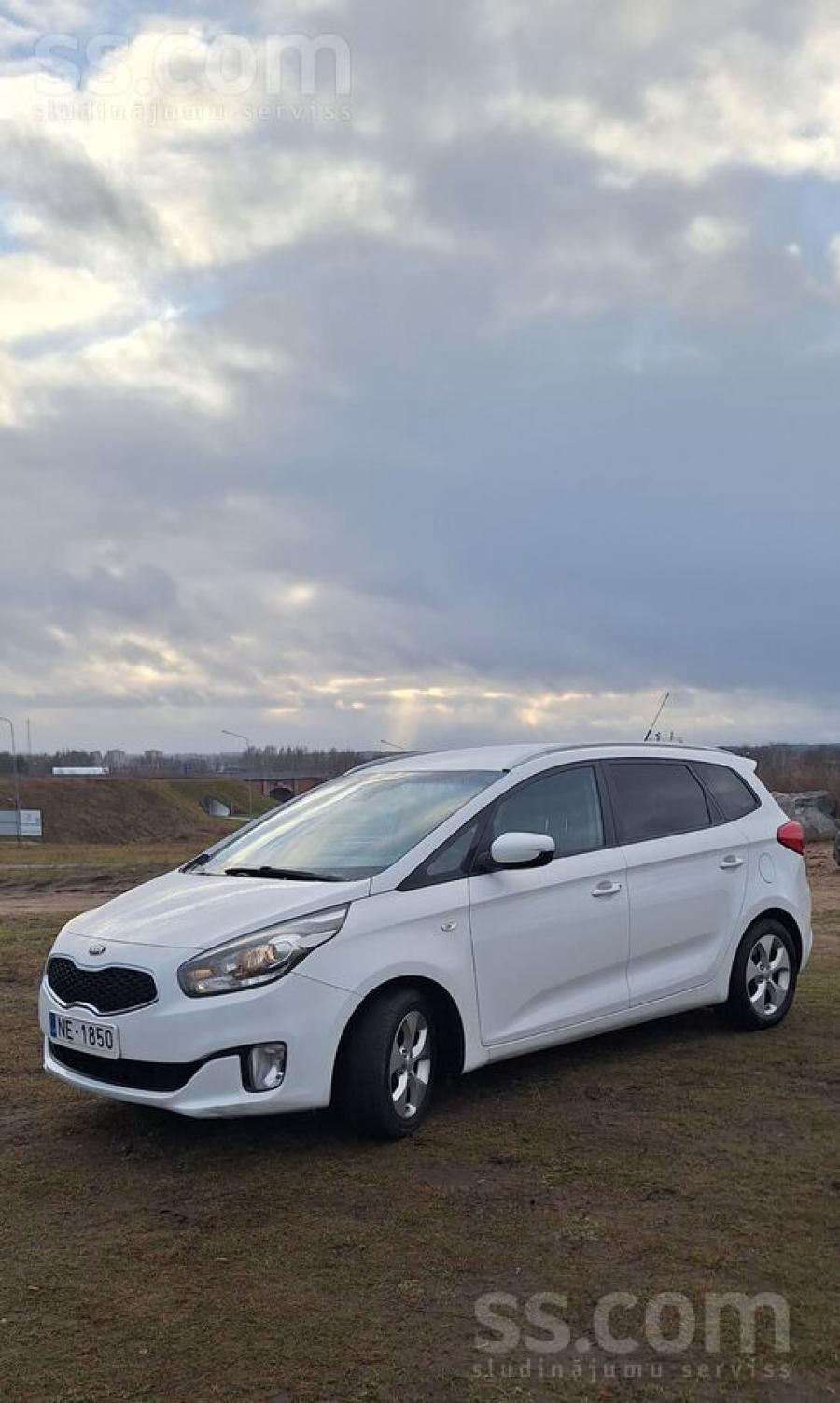 White Kia Carens 2014 in Daugavpils, with an engine capacity of 1.70 L and mileage of 245 thousand km for 6700 €, photo 3 on AUTOMOTO.COM.LV