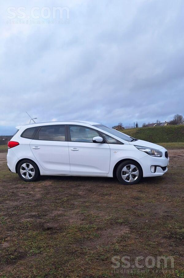 White Kia Carens 2014 in Daugavpils, with an engine capacity of 1.70 L and mileage of 245 thousand km for 6700 €, photo 3 on AUTOMOTO.COM.LV