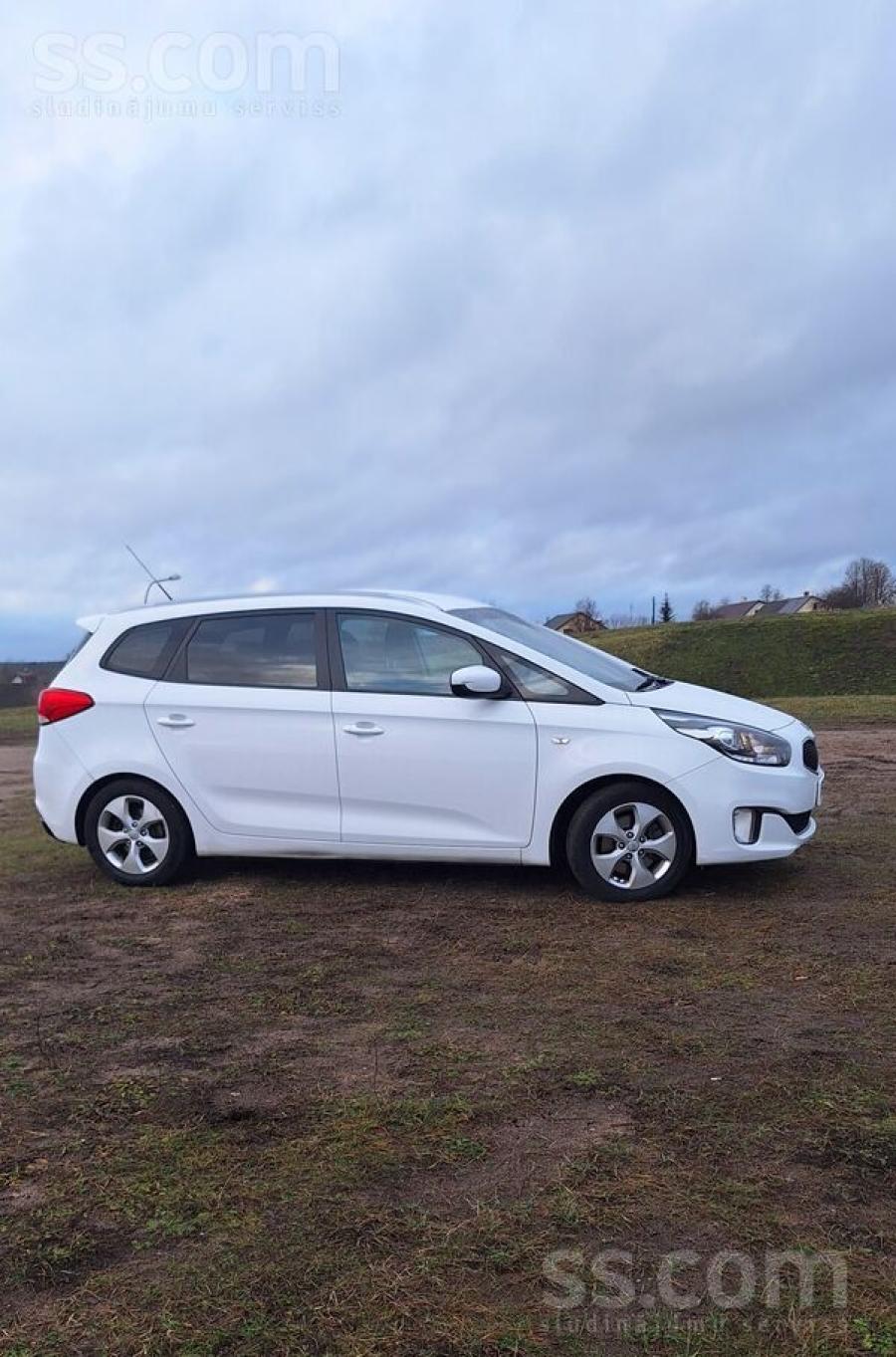 White Kia Carens 2014 in Daugavpils, with an engine capacity of 1.70 L and mileage of 245 thousand km for 6700 €, photo 4 on AUTOMOTO.COM.LV