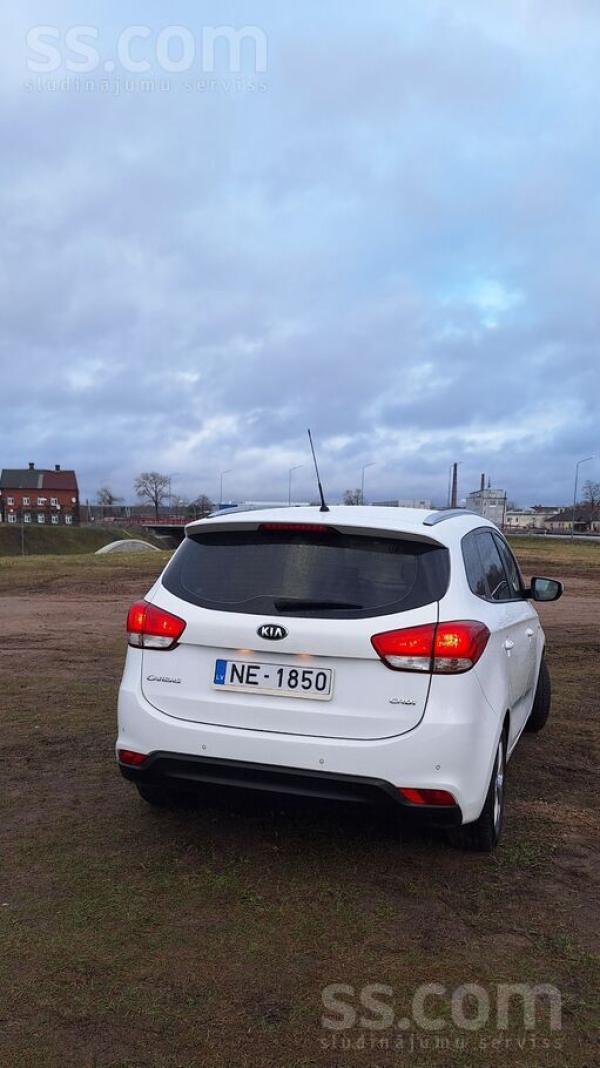 White Kia Carens 2014 in Daugavpils, with an engine capacity of 1.70 L and mileage of 245 thousand km for 6700 €, photo 4 on AUTOMOTO.COM.LV
