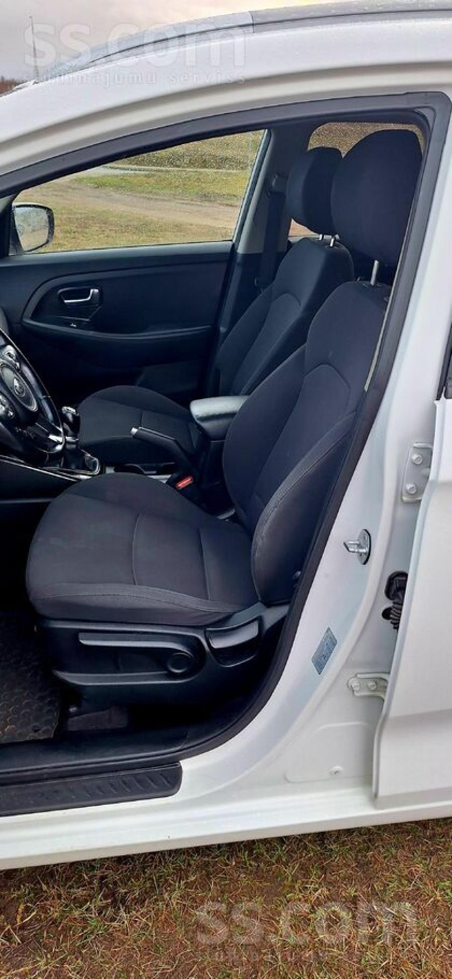 White Kia Carens 2014 in Daugavpils, with an engine capacity of 1.70 L and mileage of 245 thousand km for 6700 €, photo 8 on AUTOMOTO.COM.LV
