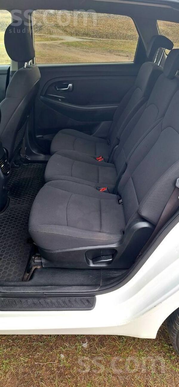 White Kia Carens 2014 in Daugavpils, with an engine capacity of 1.70 L and mileage of 245 thousand km for 6700 €, photo 8 on AUTOMOTO.COM.LV