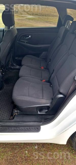 White Kia Carens 2014 in Daugavpils, with an engine capacity of 1.70 L and mileage of 245 thousand km for 6700 €, photo 9 on AUTOMOTO.COM.LV