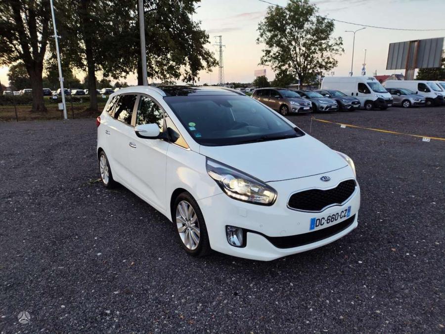 White Kia Carens 2014 in Taurage, with an engine capacity of 1.69 L and mileage of 241 thousand km for 5900 €, photo 3 on AUTOMOTO.COM.LV