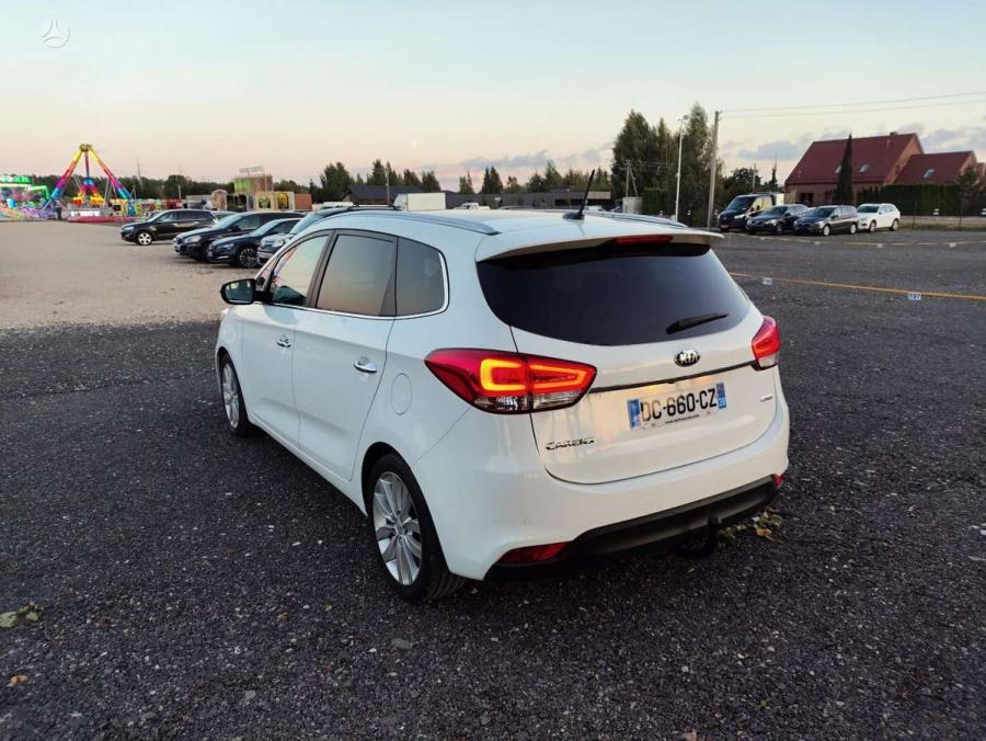 White Kia Carens 2014 in Taurage, with an engine capacity of 1.69 L and mileage of 241 thousand km for 5900 €, photo 4 on AUTOMOTO.COM.LV