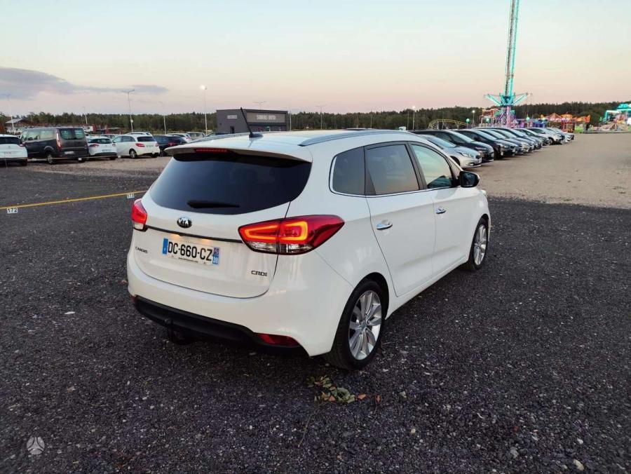White Kia Carens 2014 in Taurage, with an engine capacity of 1.69 L and mileage of 241 thousand km for 5900 €, photo 5 on AUTOMOTO.COM.LV